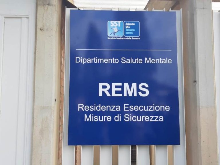 Spacca la gamba di una sedia e tenta di aggredire il personale alla ...