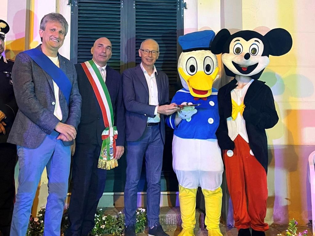 Il castello delle fiabe Disney fatto di bignè: la magia a Orentano ...