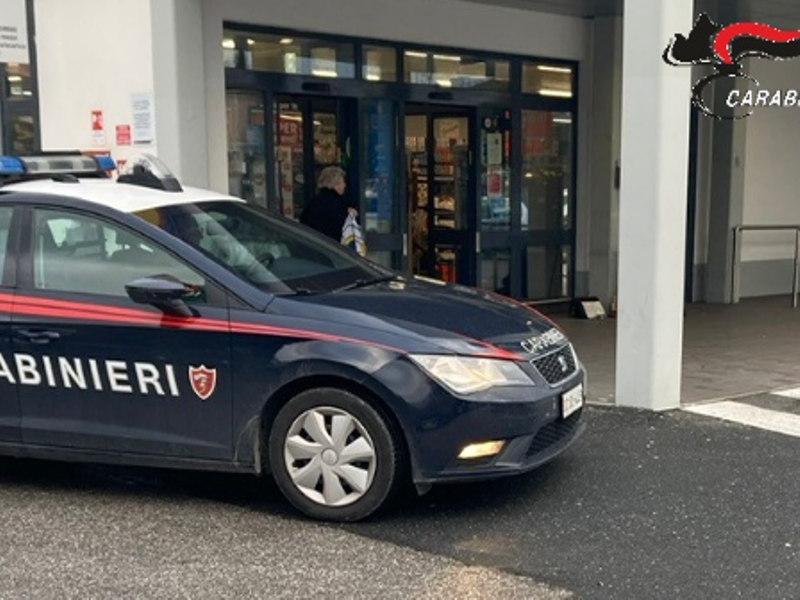 Ruba bottiglie di alcolici in un supermercato, denunciato a Cecina - gonews.it