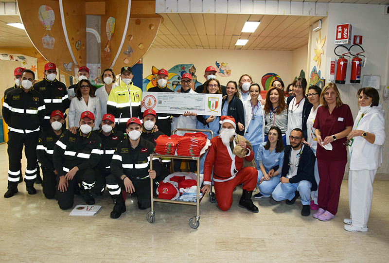 Il Babbo Natale dei vigili del fuoco porta i doni ai piccoli pazienti dell’Aou Senese con l ...