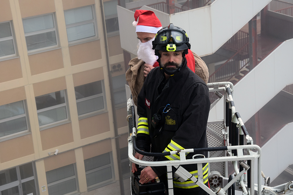 Il Babbo Natale dei vigili del fuoco porta i doni ai piccoli pazienti dell’Aou Senese con l ...