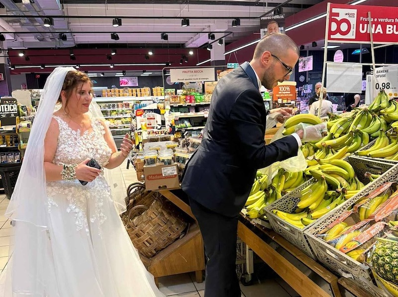 Si sposano, poi in abiti nuziali fanno spesa alla Coop: la divertente ...