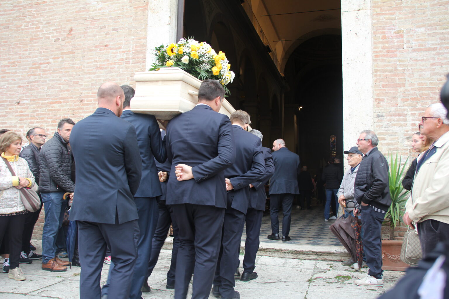 Ultimo saluto a Leonardo Gozzi. Lacrime e ricordi: il dolore di una ...