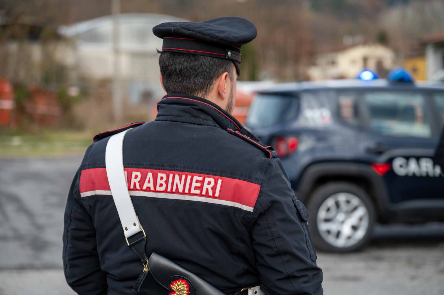 Furgone con rame rubato urta auto dei carabinieri, i militari sparano ...