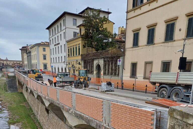 Nuove spallette su Lungarno Diaz, Fratelli d'Italia critica sulla resa ...