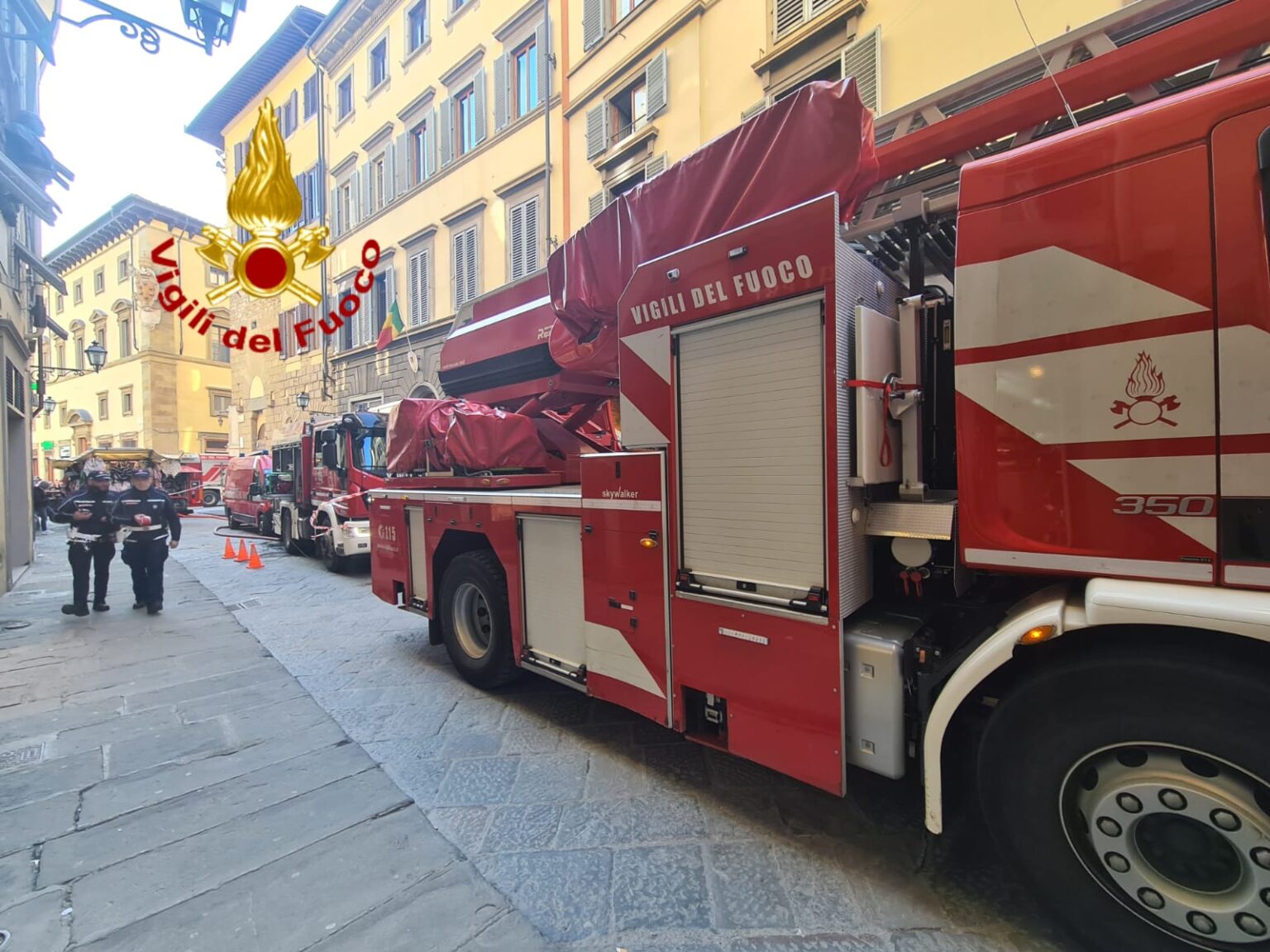 Incendio a Firenze, vigili del fuoco in azione a San Lorenzo - gonews.it