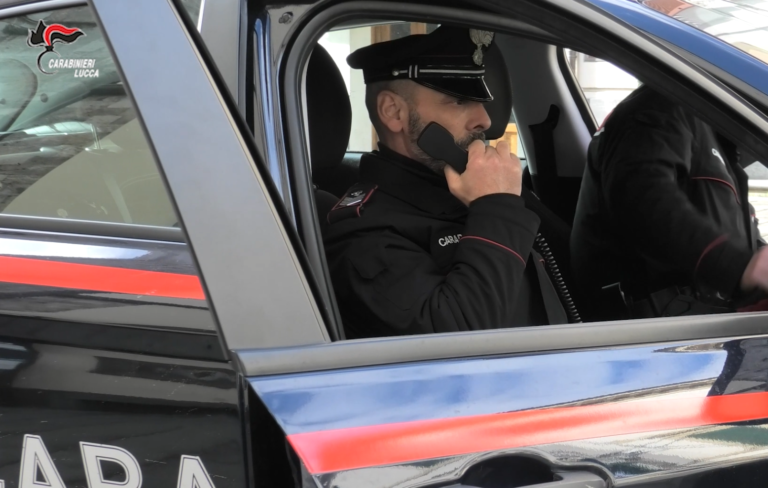 Ruba un'auto a un amico e si prende anche gli occhiali all'interno ...