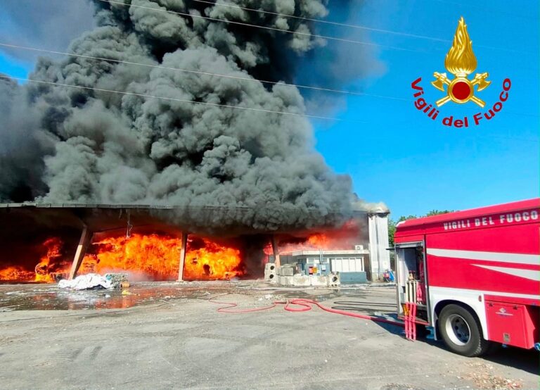 A fuoco un'azienda a Vicopisano, evacuate aziende e scuola. Le ...