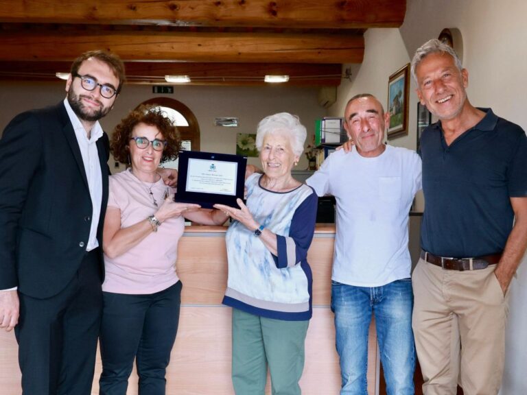 L'Amministrazione comunale dona una targa alla Camion Mercato - gonews.it